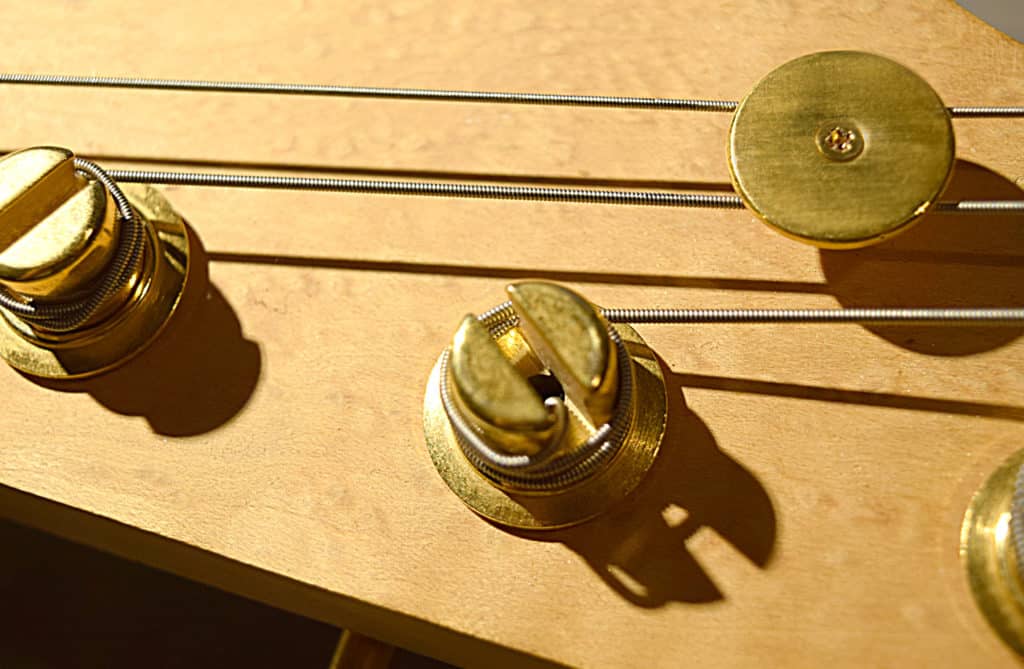 GITARRENSAITEN AUFZIEHEN Der ultimative Guide zum Gitarrensaiten wechseln